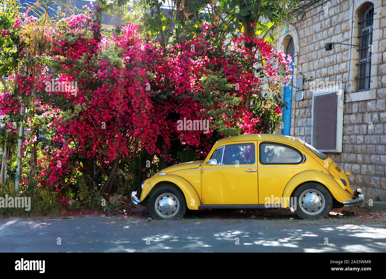 Yellow car outdoors hi-res stock photography and images - Alamy