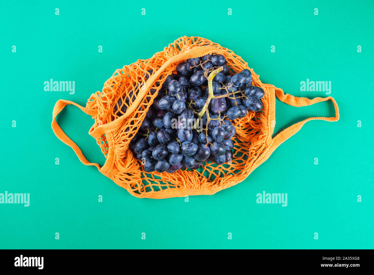 Zero waste concept. Reusable mesh shopping bag with fresh grapes ...