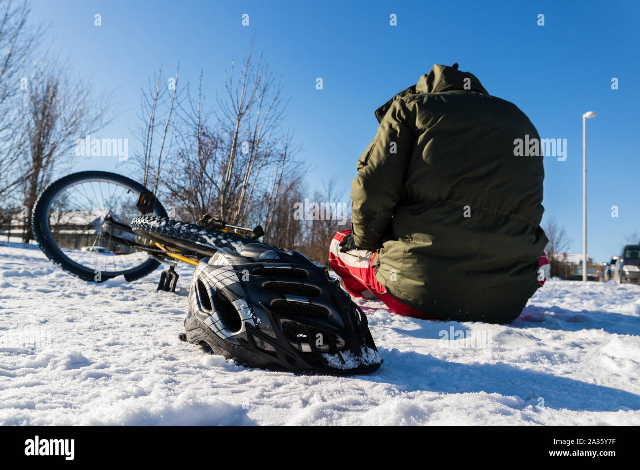 Falling snow bicycle hi-res stock photography and images - Alamy