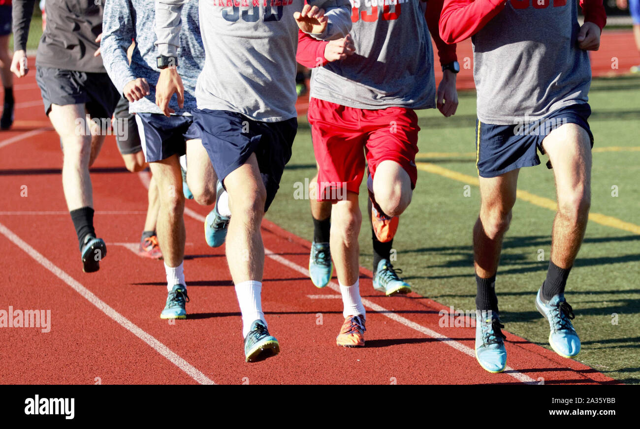 Boys on running track hi-res stock photography and images - Alamy