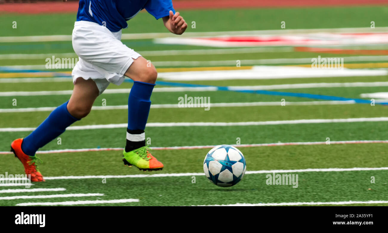 Running down a soccer field hi-res stock photography and images - Alamy