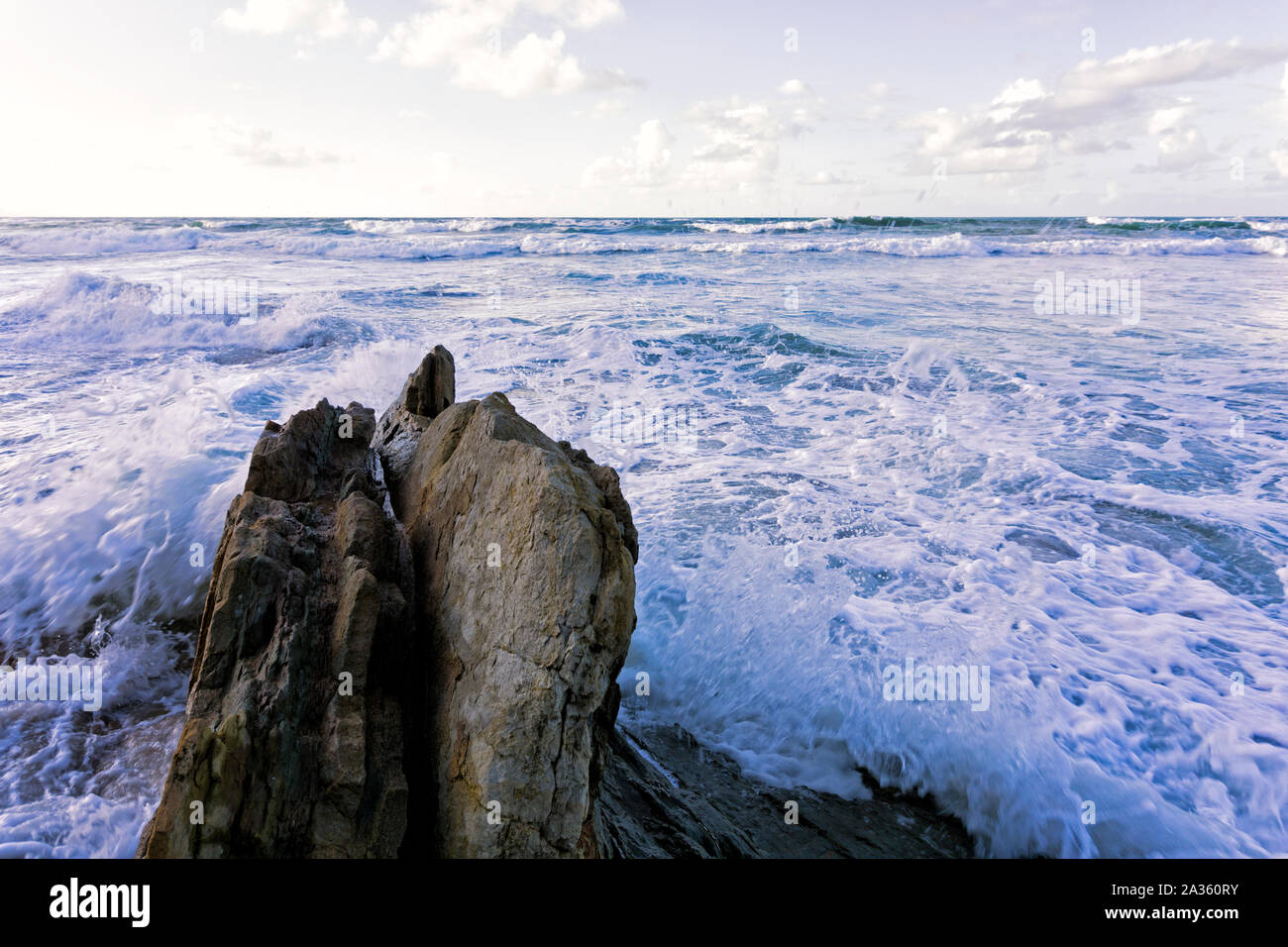 Rock breaking waves hi-res stock photography and images - Alamy