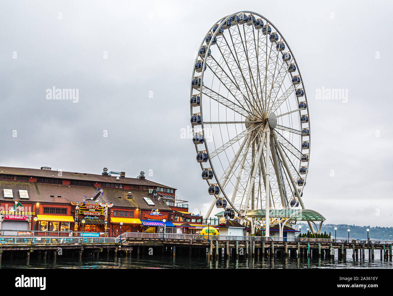 Seattle waterfront boardwalk wheel hi-res stock photography and images ...