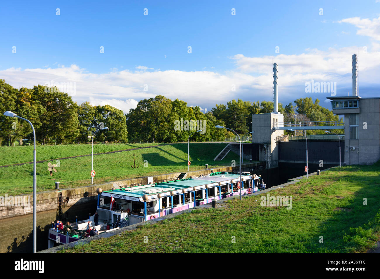 Ship in lock hi-res stock photography and images - Alamy