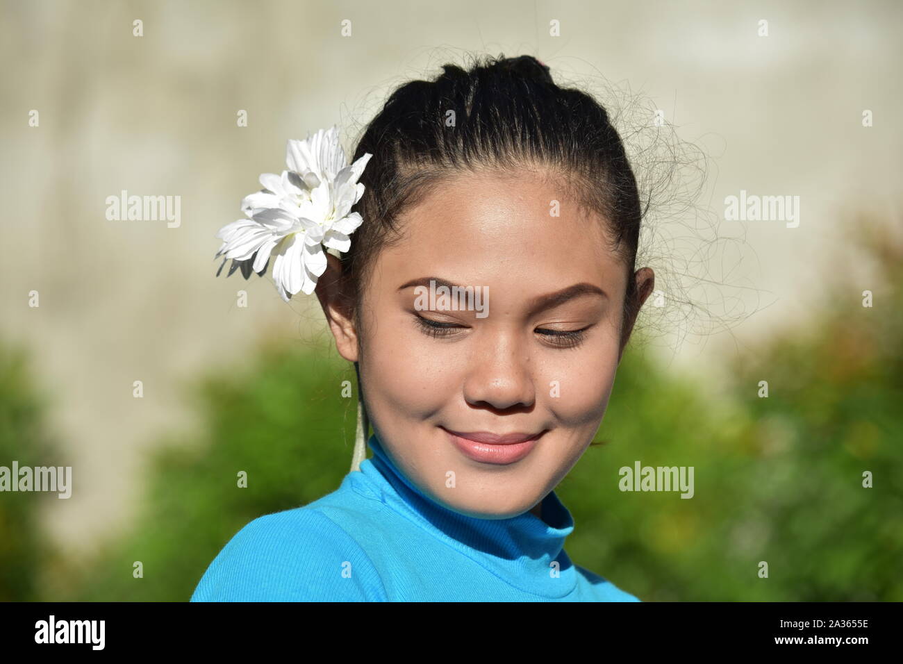 Woman beautiful alone flowers hi-res stock photography and images - Alamy