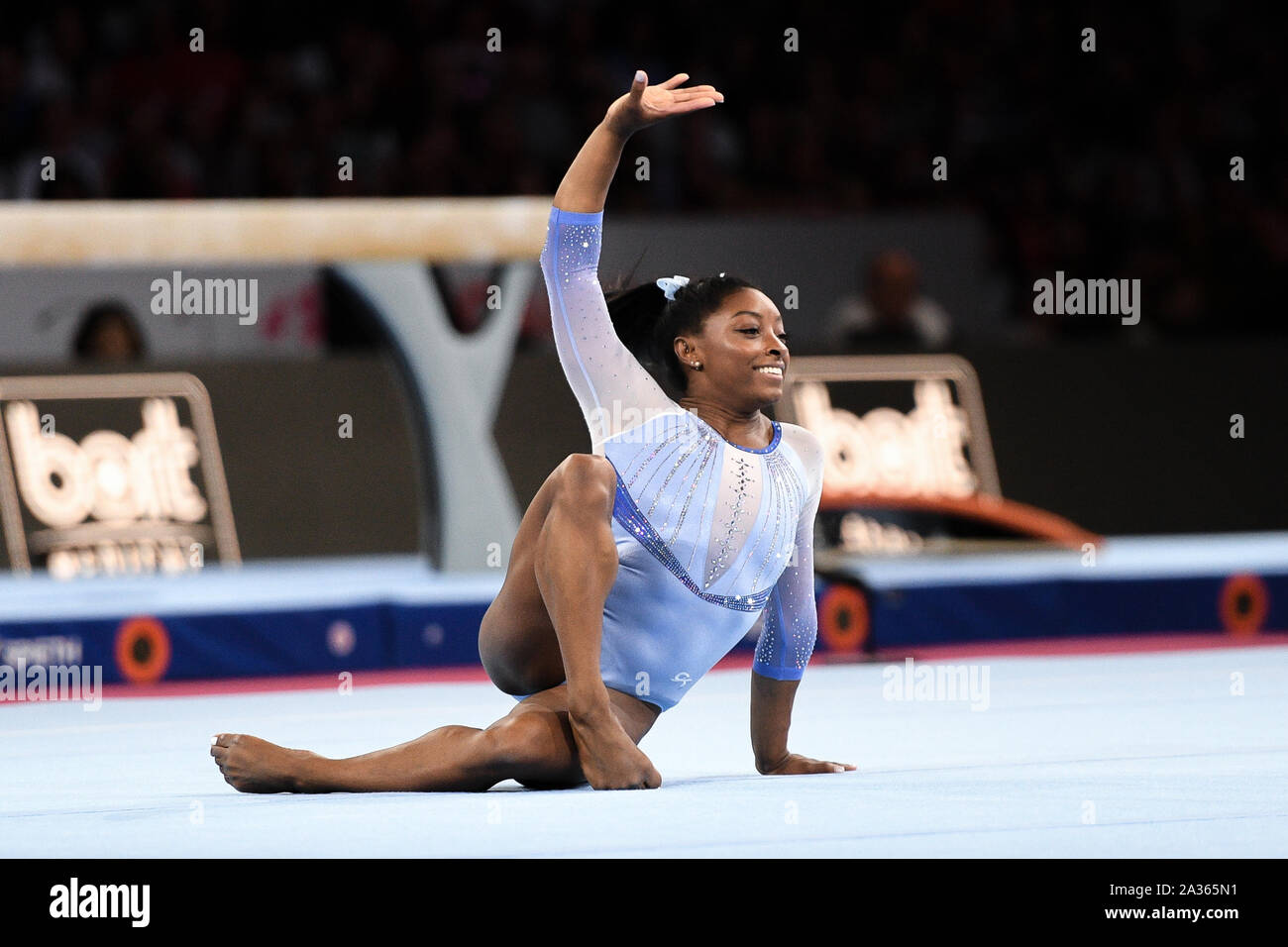 Stuttgart, Germany. 5th Oct, 2019. SIMONE BILES performs her floor ...