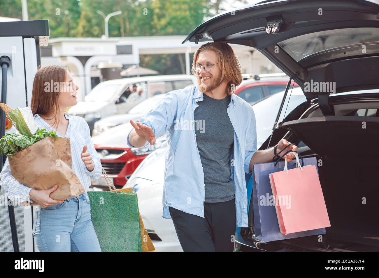 Car friends packing hi-res stock photography and images - Alamy
