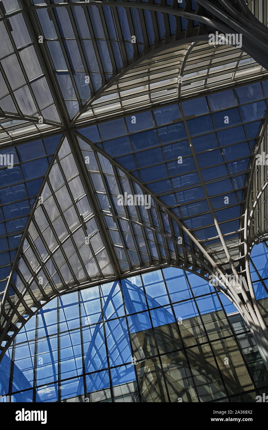 Modern structures of steel and glass hi-res stock photography and ...