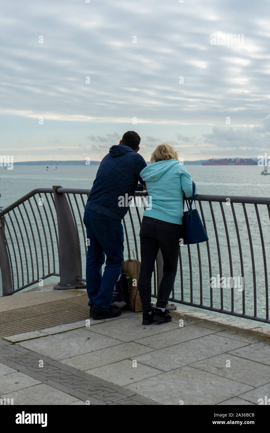Tourists leaning on railings hi-res stock photography and images - Alamy