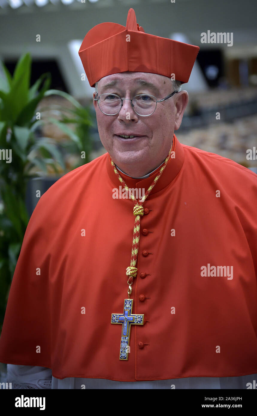 New cardinal hi-res stock photography and images - Alamy