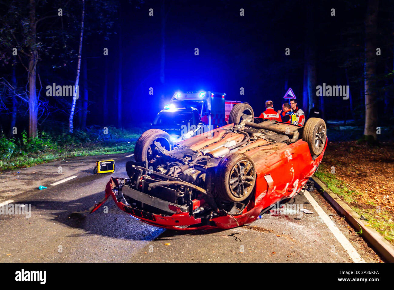 Hofheim, Germany. 06th Oct, 2019. A car is on the roof of the L3368 ...
