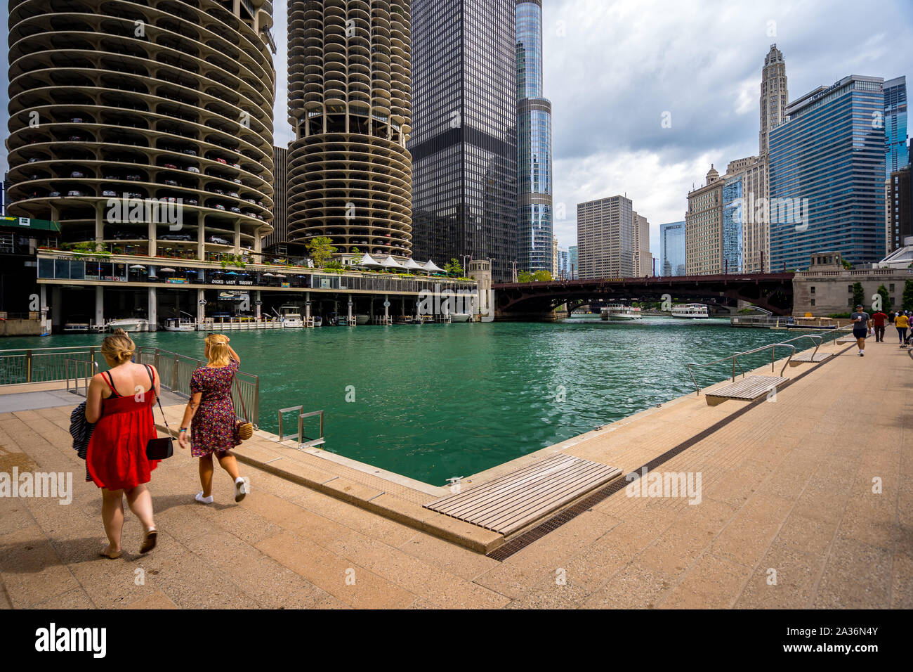 Chicago, Illinois, USA - People walking along the Chicago river Stock ...