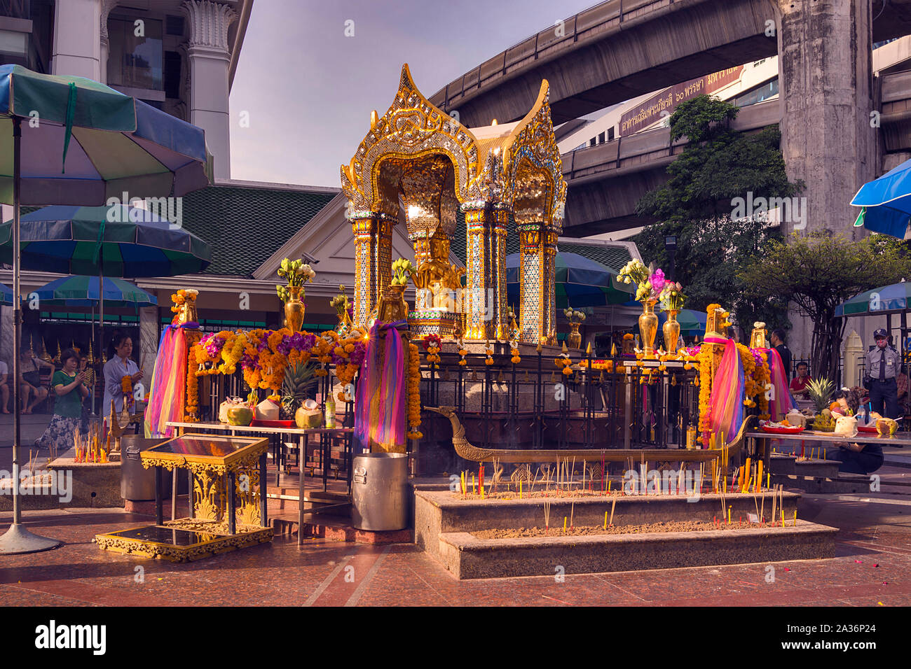 Thailand bangkok hindu god statue hi-res stock photography and images ...