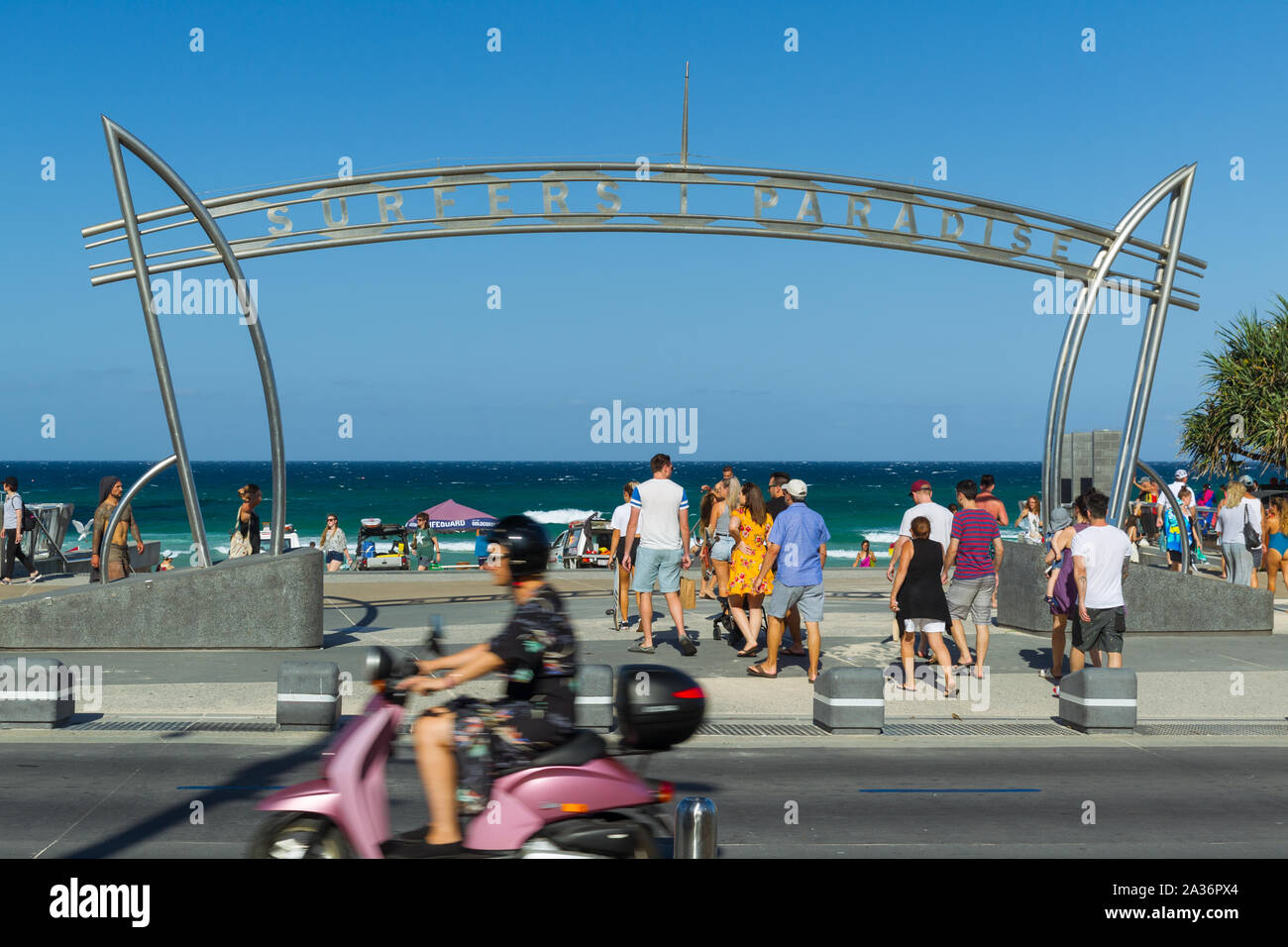 Cavill avenue hi-res stock photography and images - Alamy