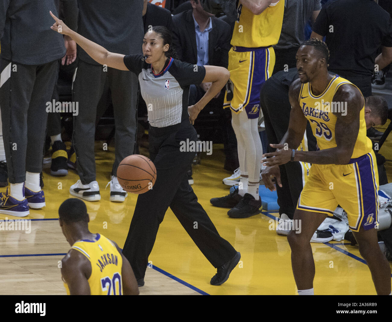 Basketball ref signals hi-res stock photography and images - Alamy