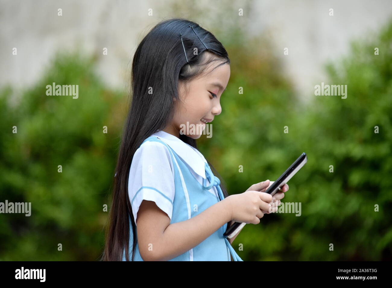Tween girl computer hi-res stock photography and images - Alamy