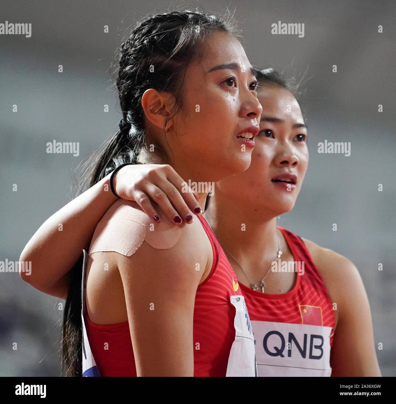 Doha, Qatar. 5th Oct, 2019. Ge Manqi (L) of Team China bursts into ...