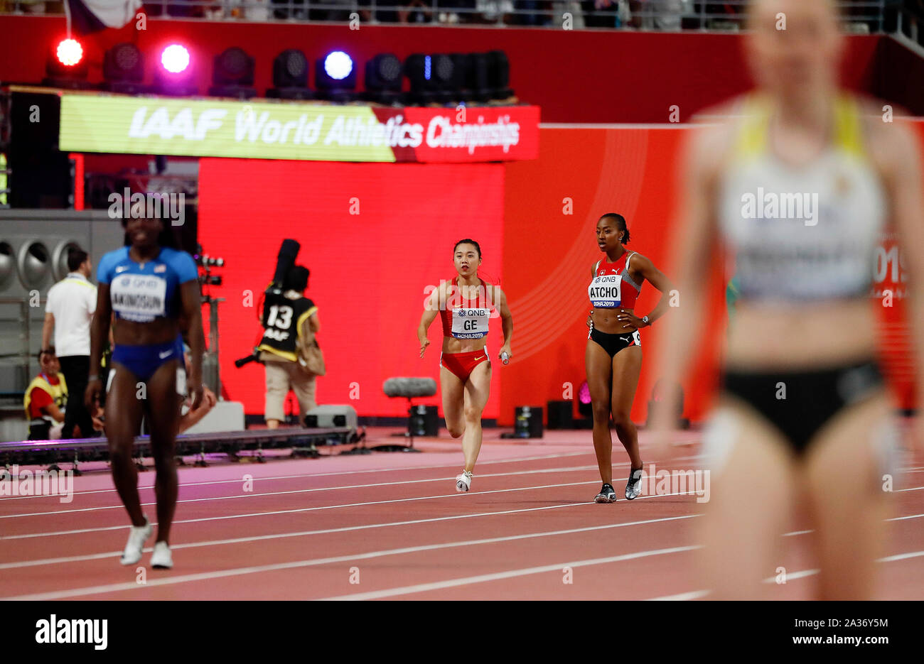 Doha, Qatar. 5th Oct, 2019. Ge Manqi (3rd R) of Team China sprints ...