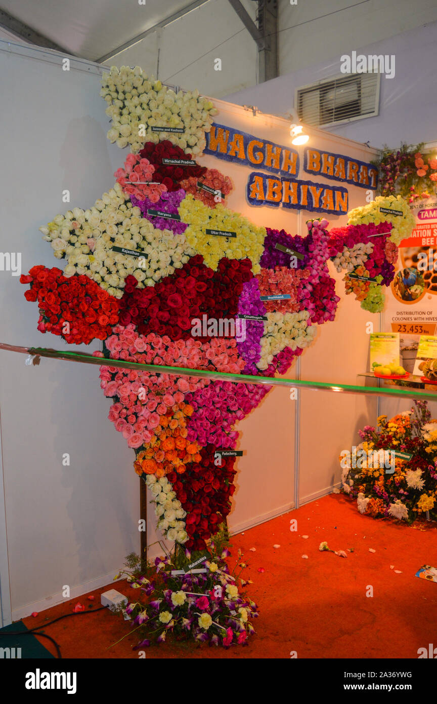 Women learning india hi-res stock photography and images - Alamy