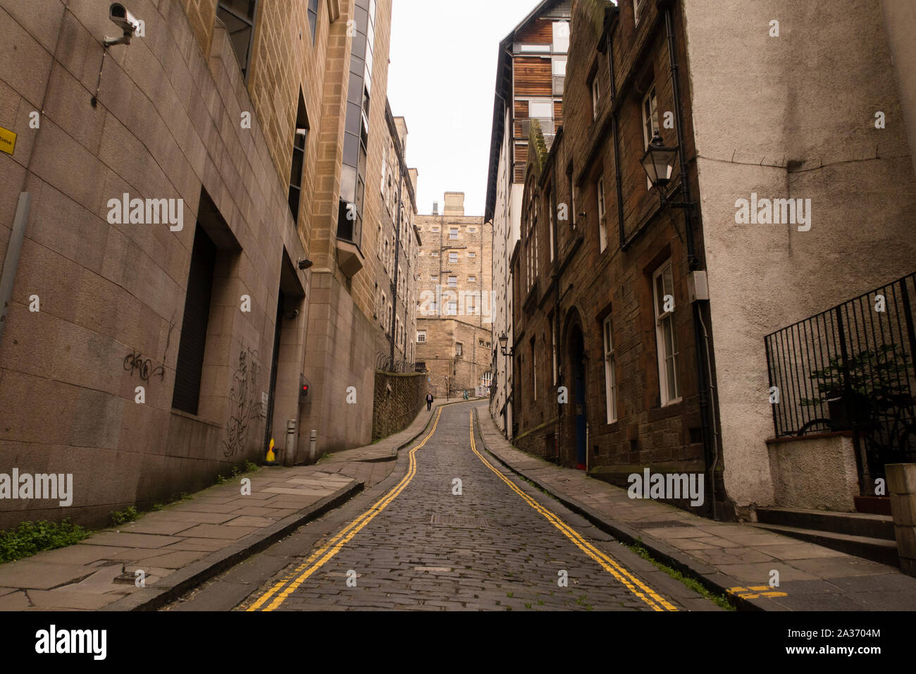 An empty narrow street in the Cowgate area of Edinburgh Stock Photo - Alamy