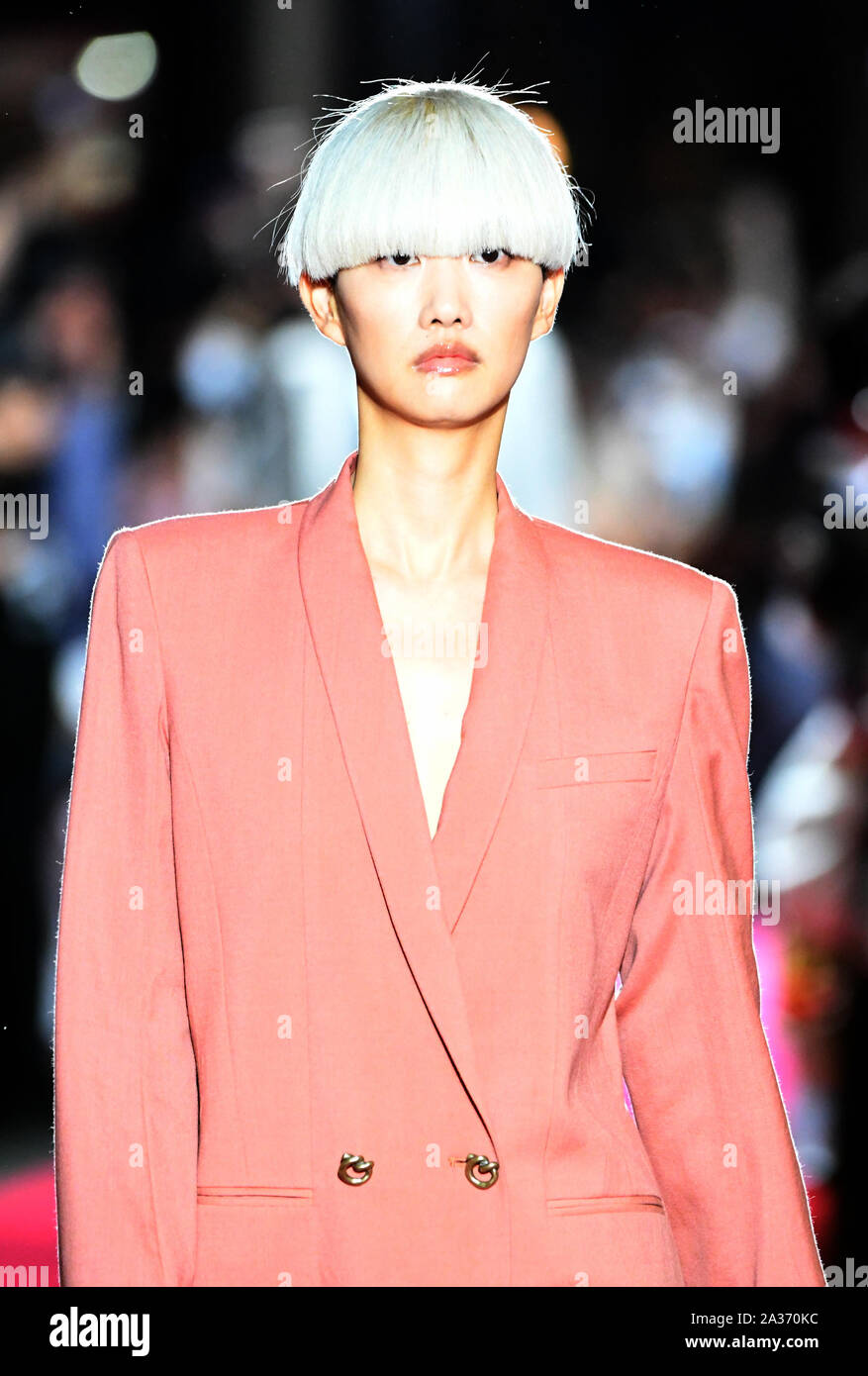 Tokyo, Japan. 5th Oct, 2019. Tokyo, Japan Oct. 5, 2019 Model Shen shows ...