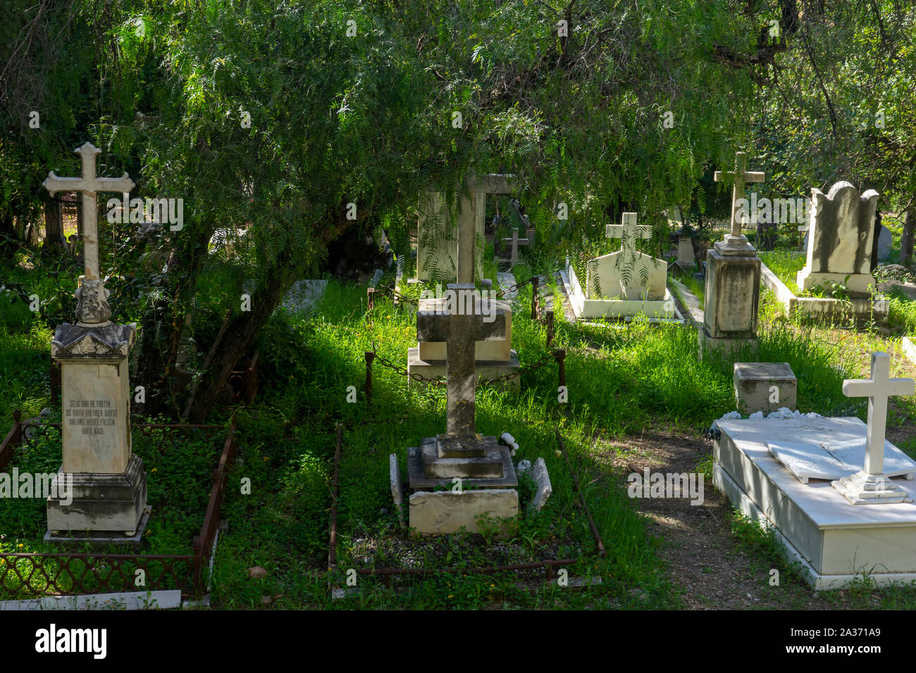 Old english cemeteries hi-res stock photography and images - Alamy