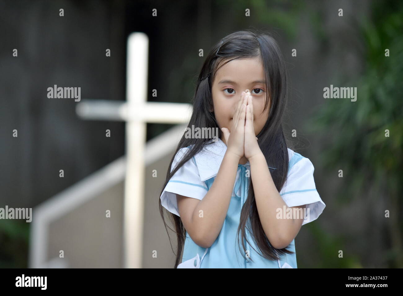 Child praying cross hi-res stock photography and images - Alamy