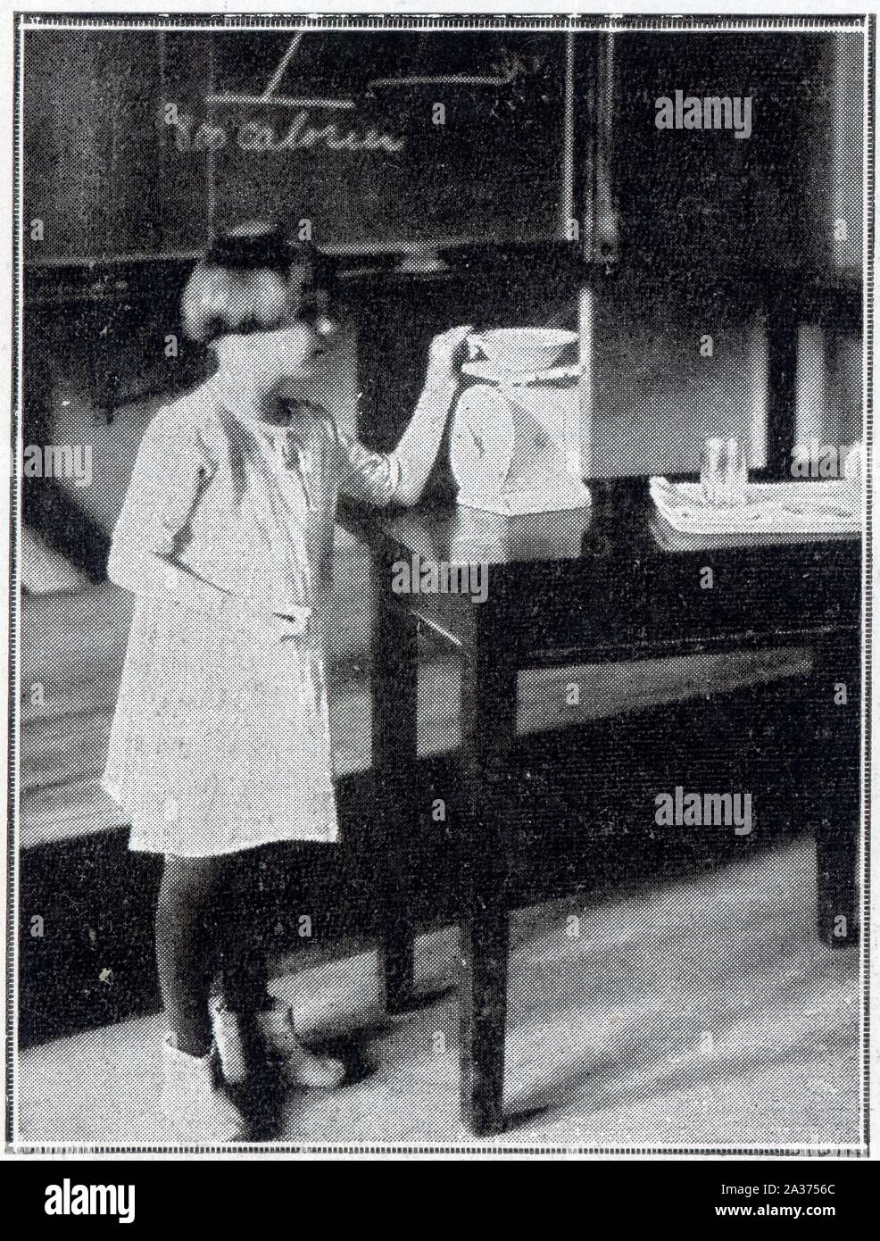 Une fillette de l'hôpital d'Am Arbor pesant l'alimentation qui lui est ...