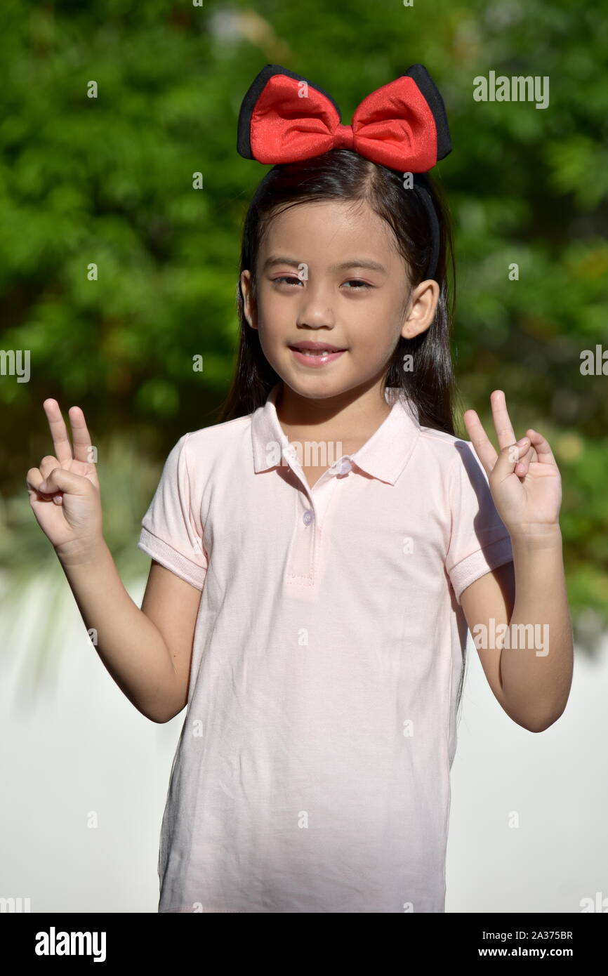 Young girl peace sign hi-res stock photography and images - Alamy