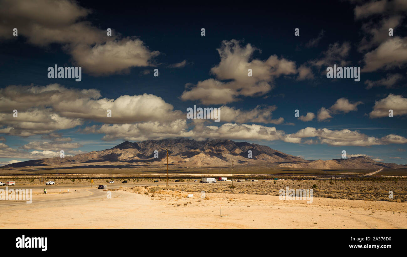 How to yield at a roundabout hi-res stock photography and images - Alamy