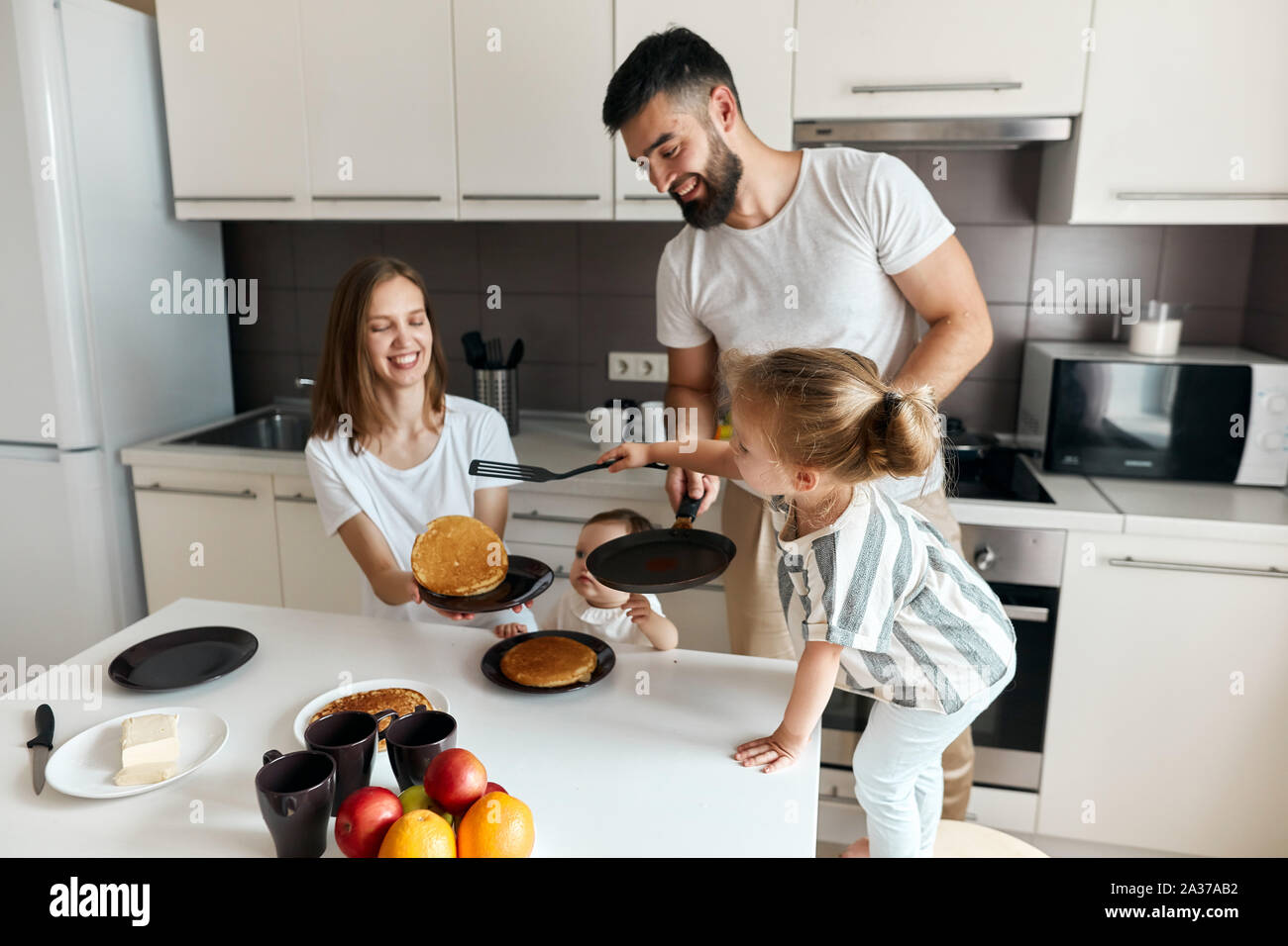 Kid dad pancakes hi-res stock photography and images - Alamy