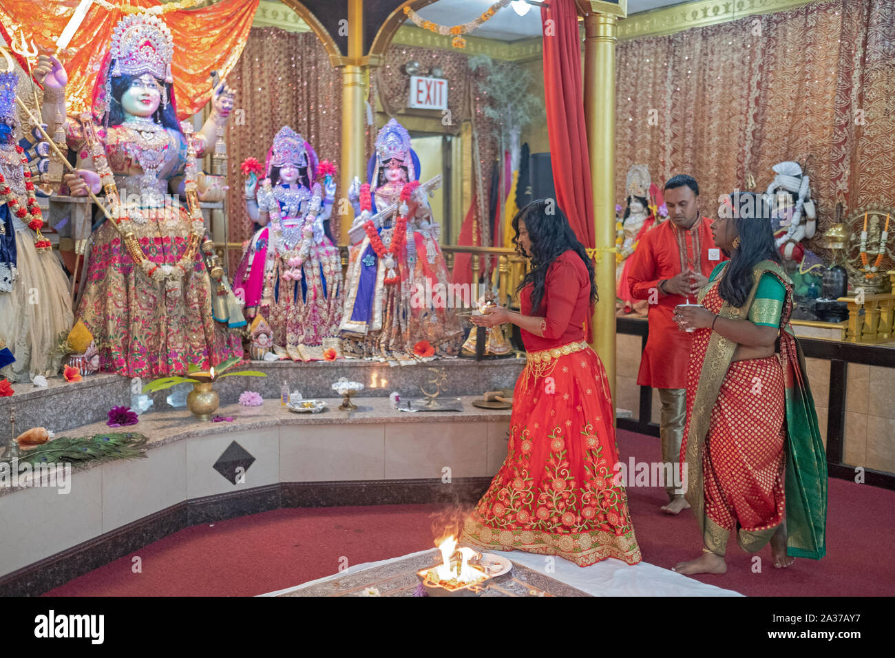 Circling altar hi-res stock photography and images - Alamy