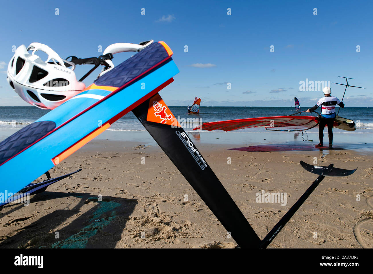 05 October 2019, Schleswig-Holstein, Westerland/Sylt: Windsurfing ...