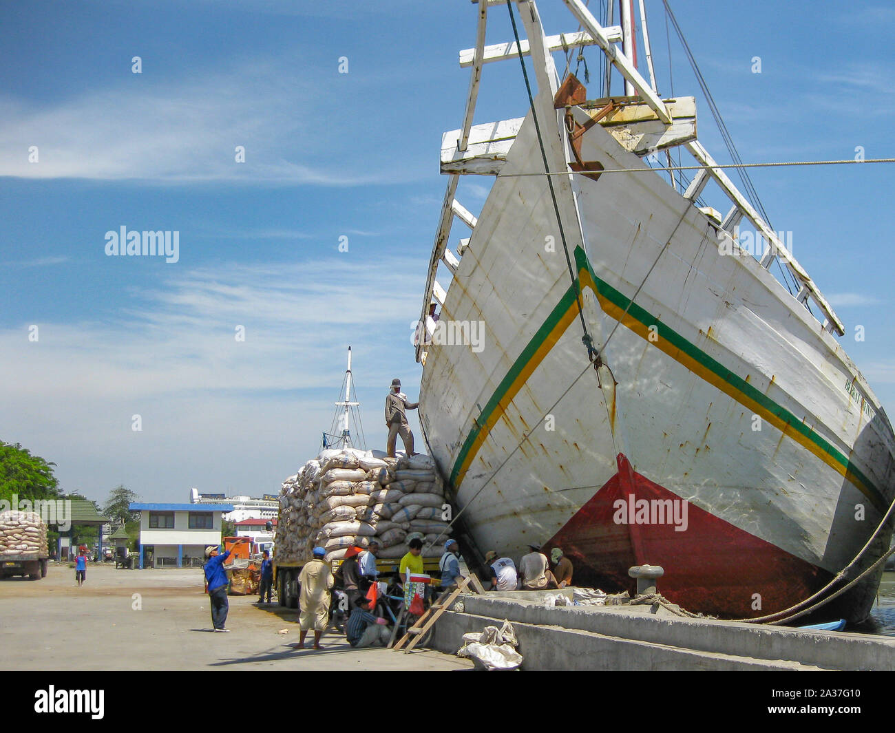 Loading truck onto ship hi-res stock photography and images - Alamy