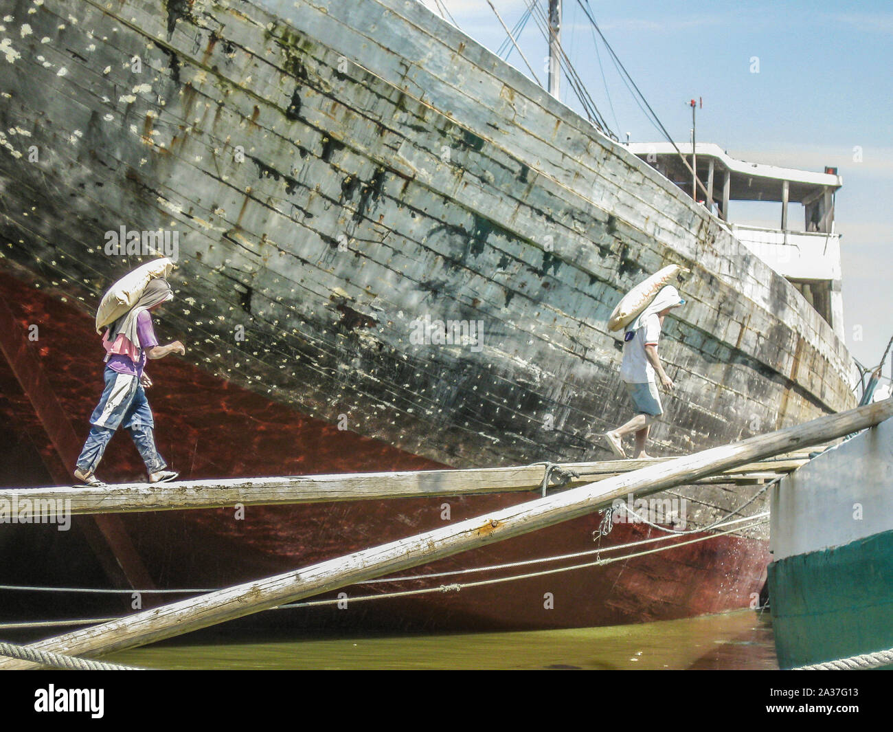 Harbour workers loading hi-res stock photography and images - Alamy