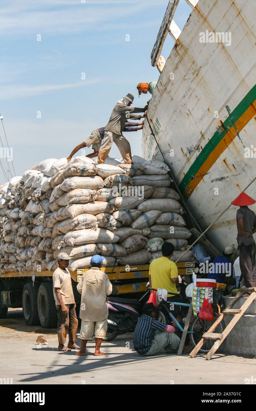 Loading truck onto ship hi-res stock photography and images - Alamy