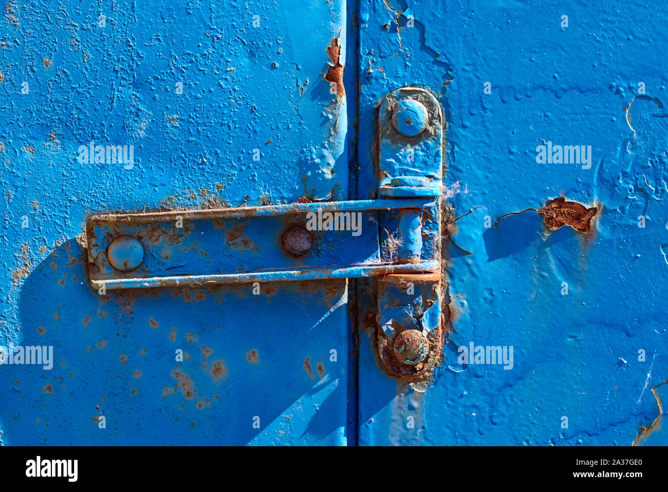 Rusting old door hinge hi-res stock photography and images - Alamy