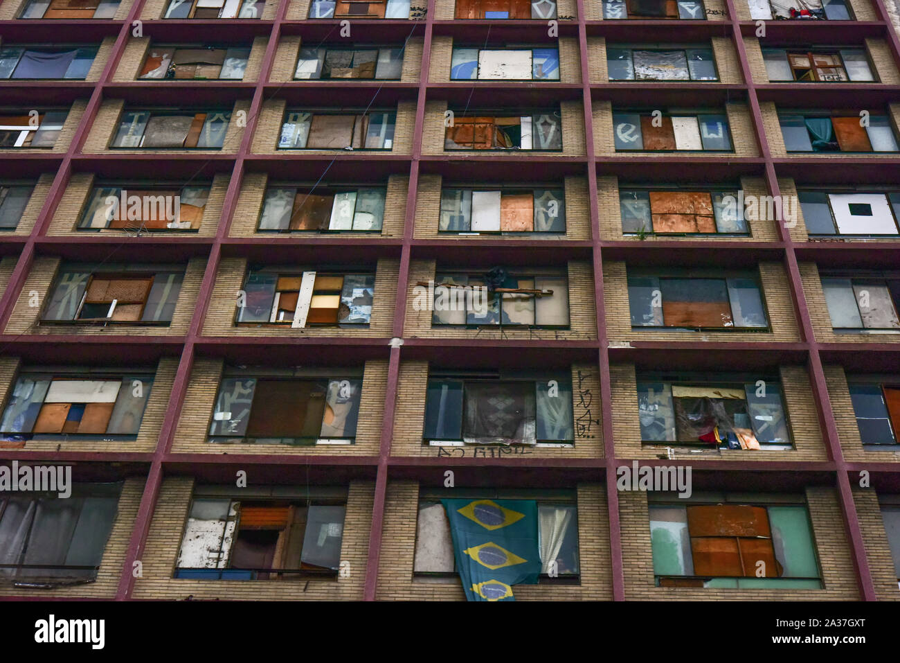 Sao paulo brazil slum and building hi-res stock photography and images ...
