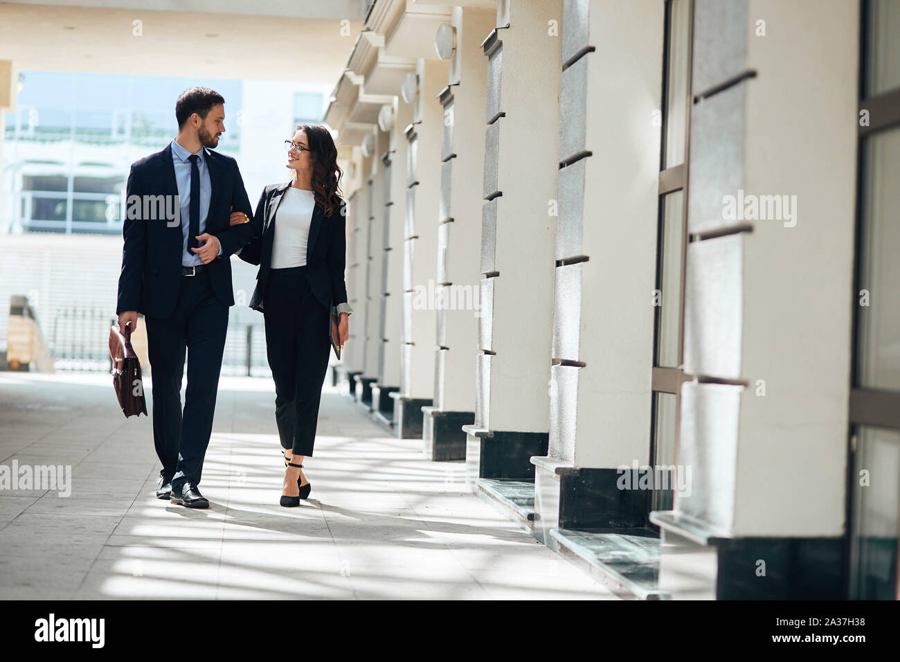 Office romance women hi-res stock photography and images - Alamy