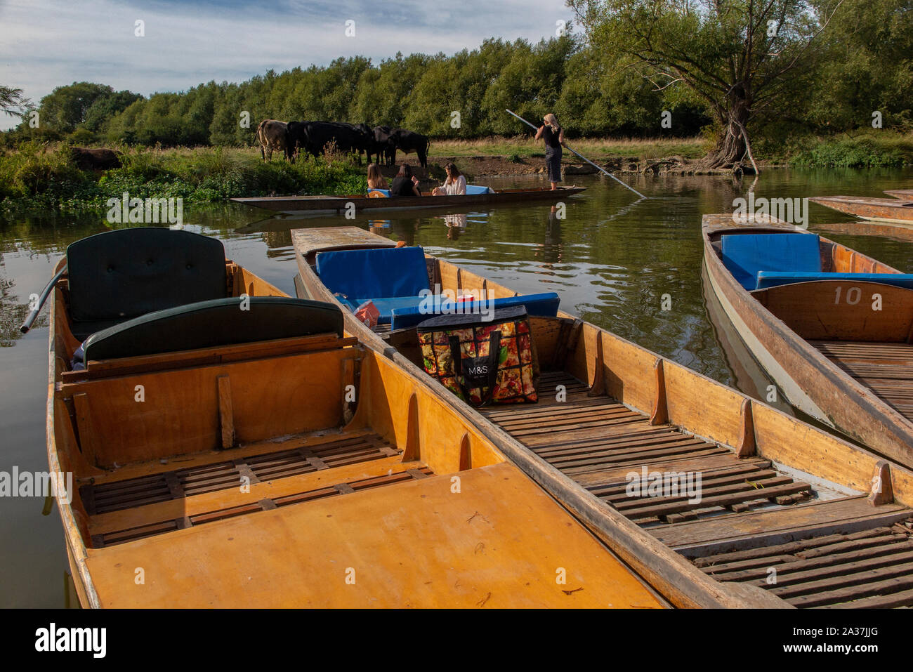Oxford boats boating punting punt hi-res stock photography and images ...
