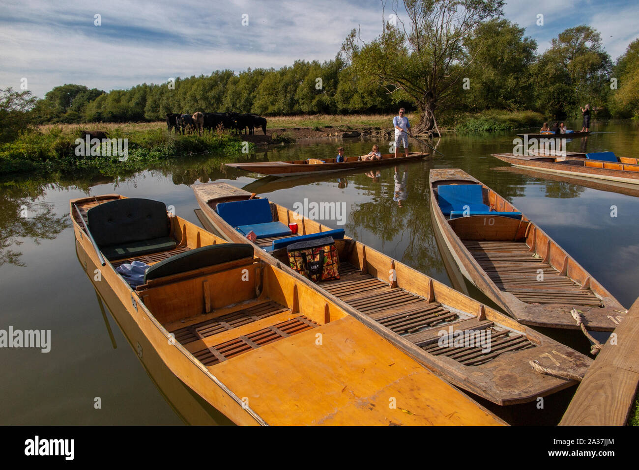 Oxford boats boating punting punt hi-res stock photography and images ...