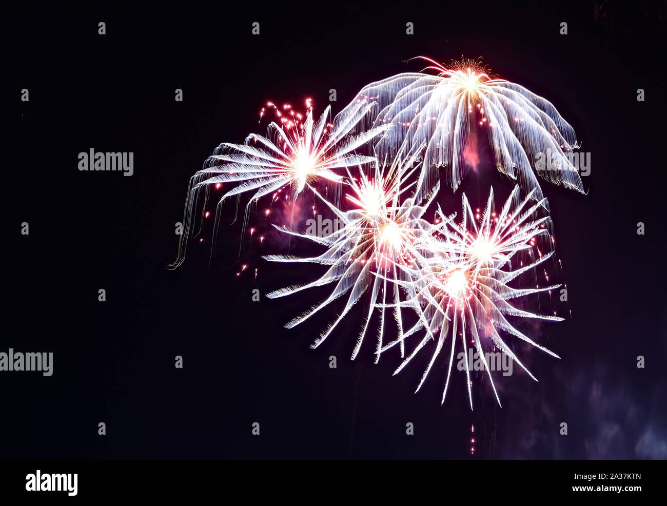 Fireworks over water hi-res stock photography and images - Alamy