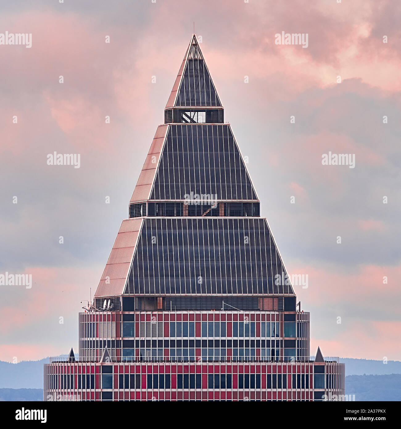 Triangular skyscraper hi-res stock photography and images - Alamy