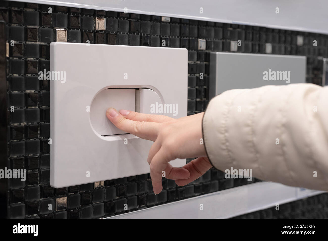 Flush valve hi-res stock photography and images - Alamy