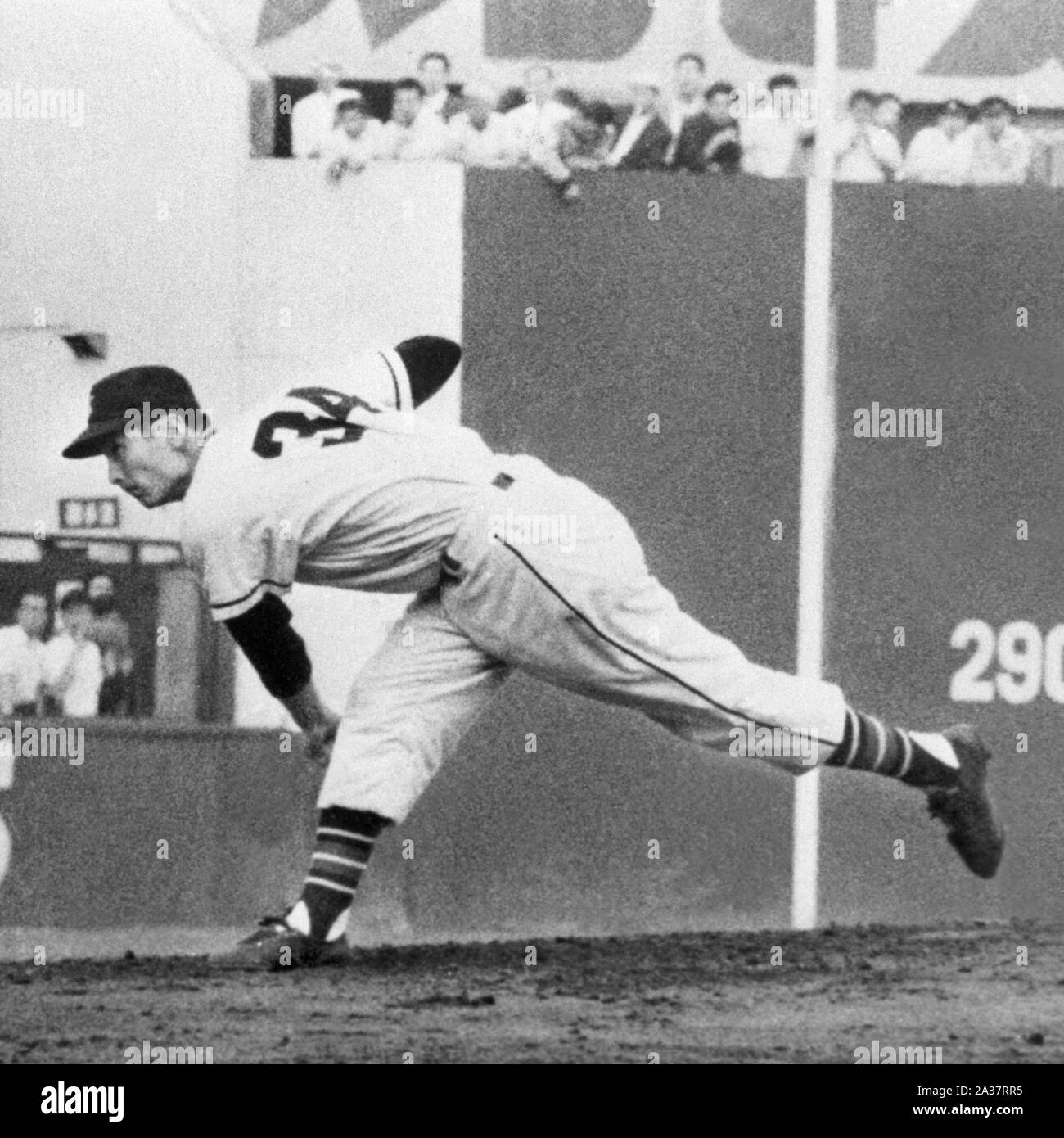 Photo taken at Korakuen Stadium in Tokyo on June 12, 1958, shows ...