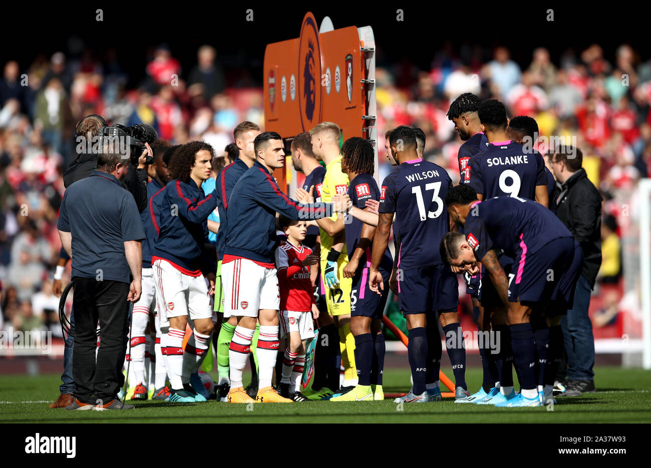 Bournemouth players shake hands hi-res stock photography and images - Alamy