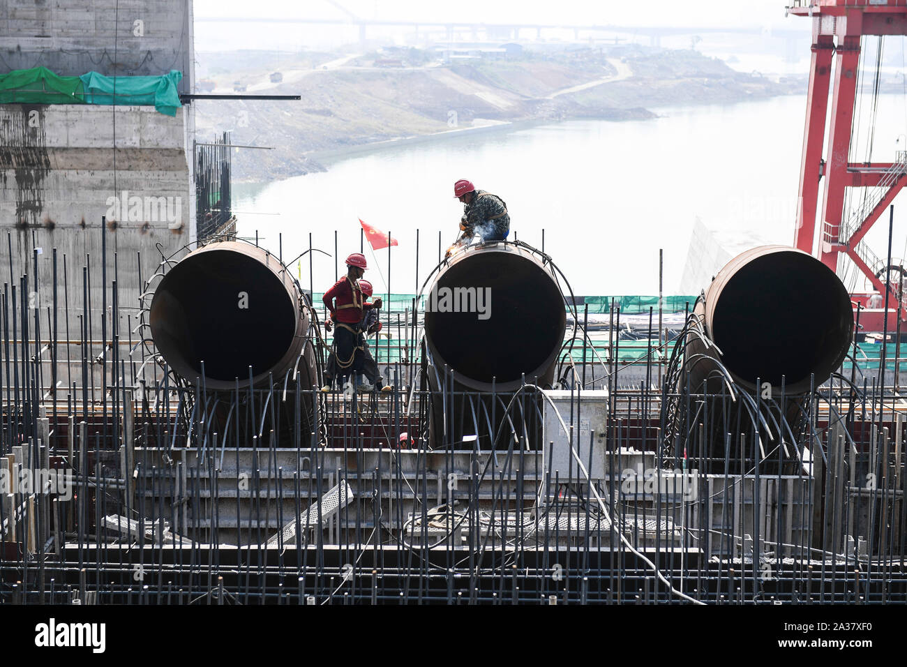 (191006) -- GUIPING, Oct. 6, 2019 (Xinhua) -- Constructors work at the ...