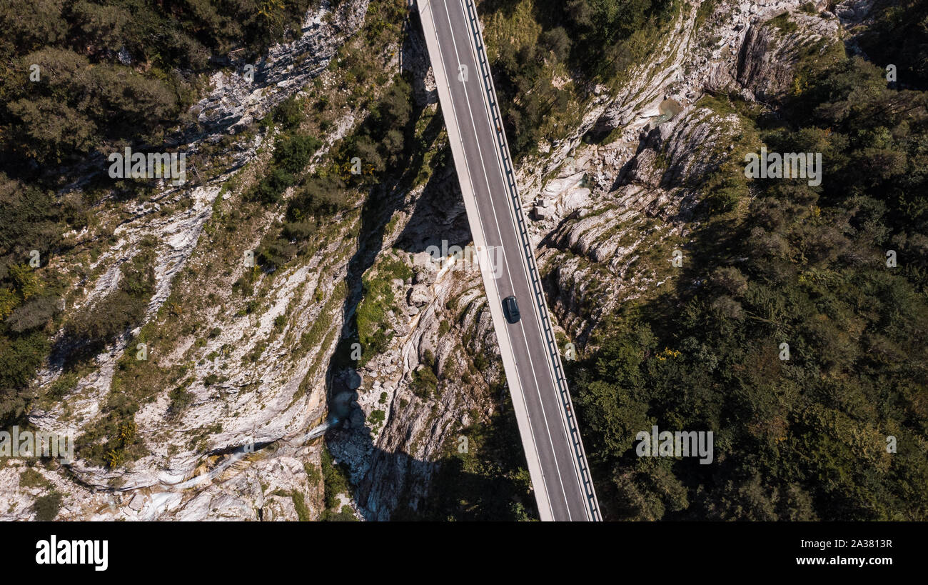 Dangerous bridge car on mountain hi-res stock photography and images ...