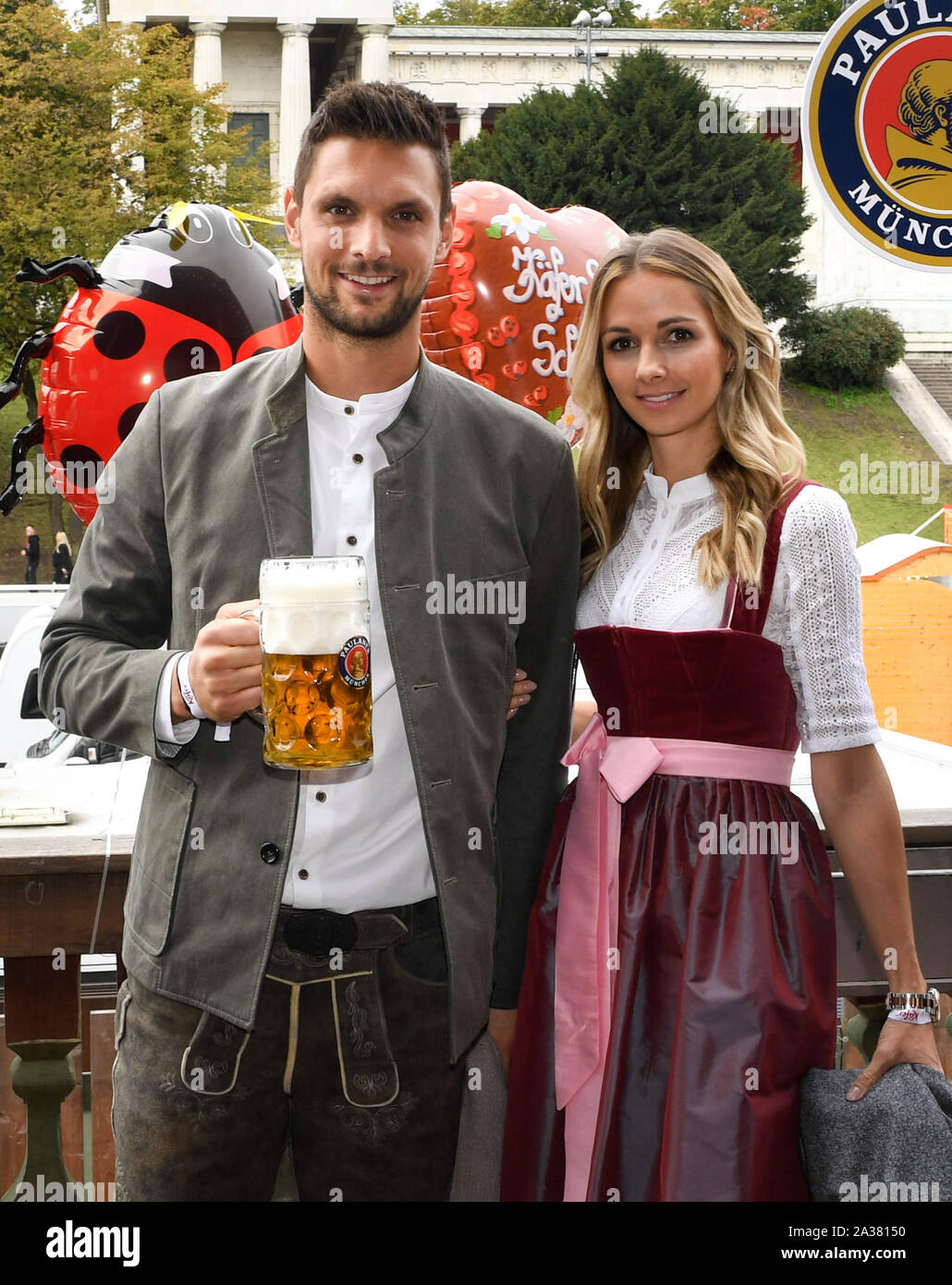 Munich, Germany. 06th Oct, 2019. Sven ULREICH, FCB 26 goalkeeper wife ...