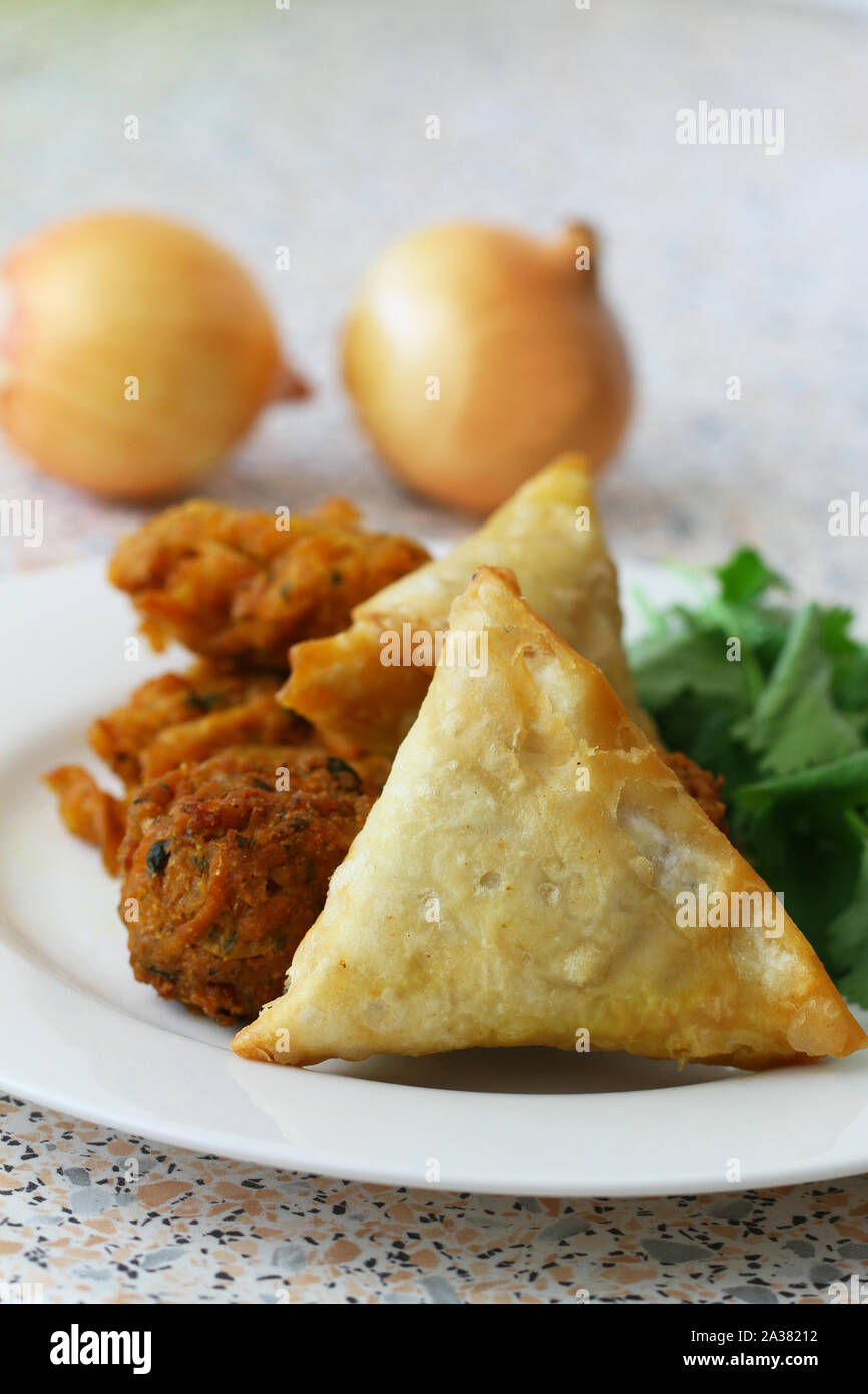 Snack samosa hi-res stock photography and images - Alamy